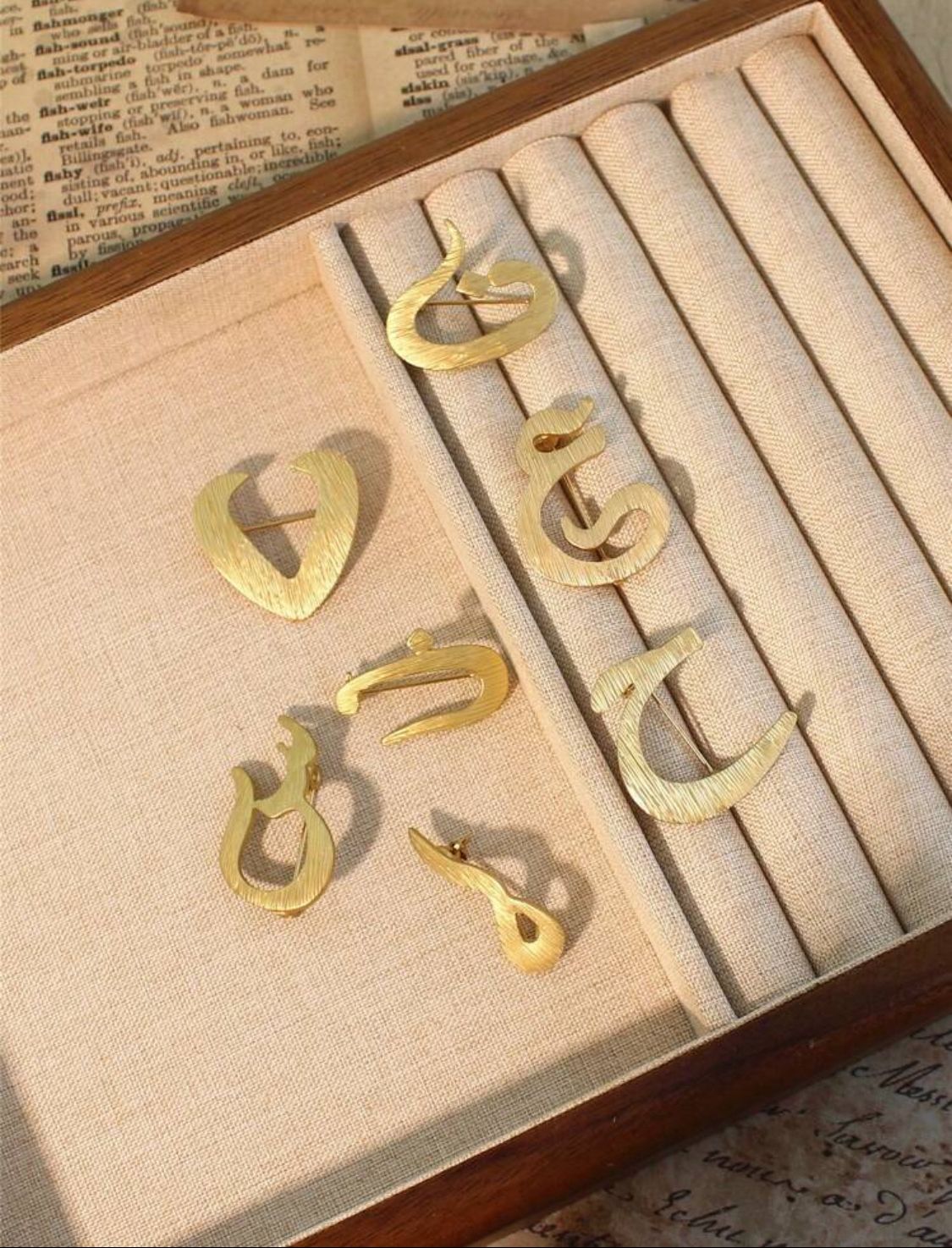 Gold Arabic letters brooch – MARVELLA By RASHA